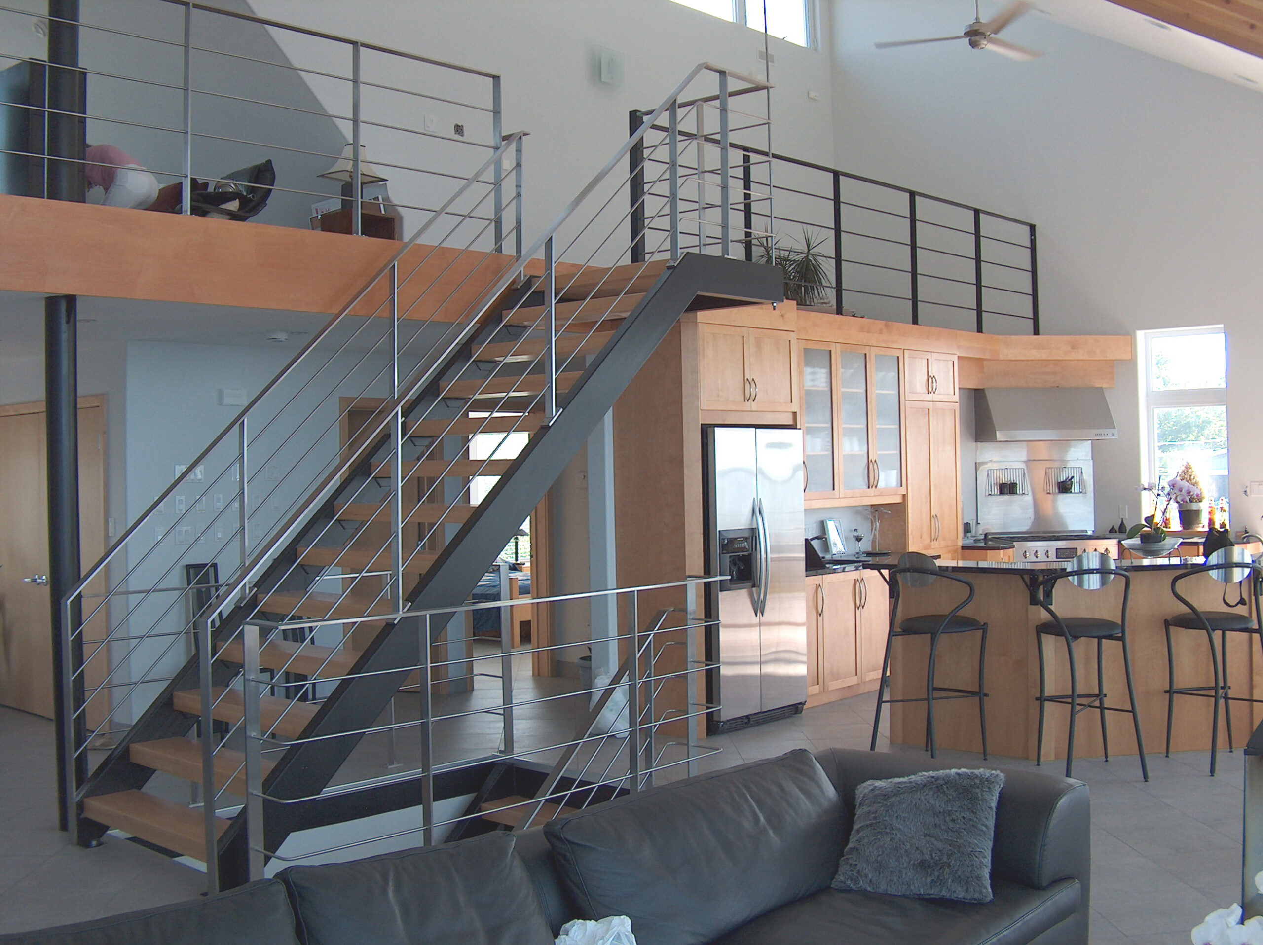 Three Level Continuous Stainless Handrail With Steel Stringers ...